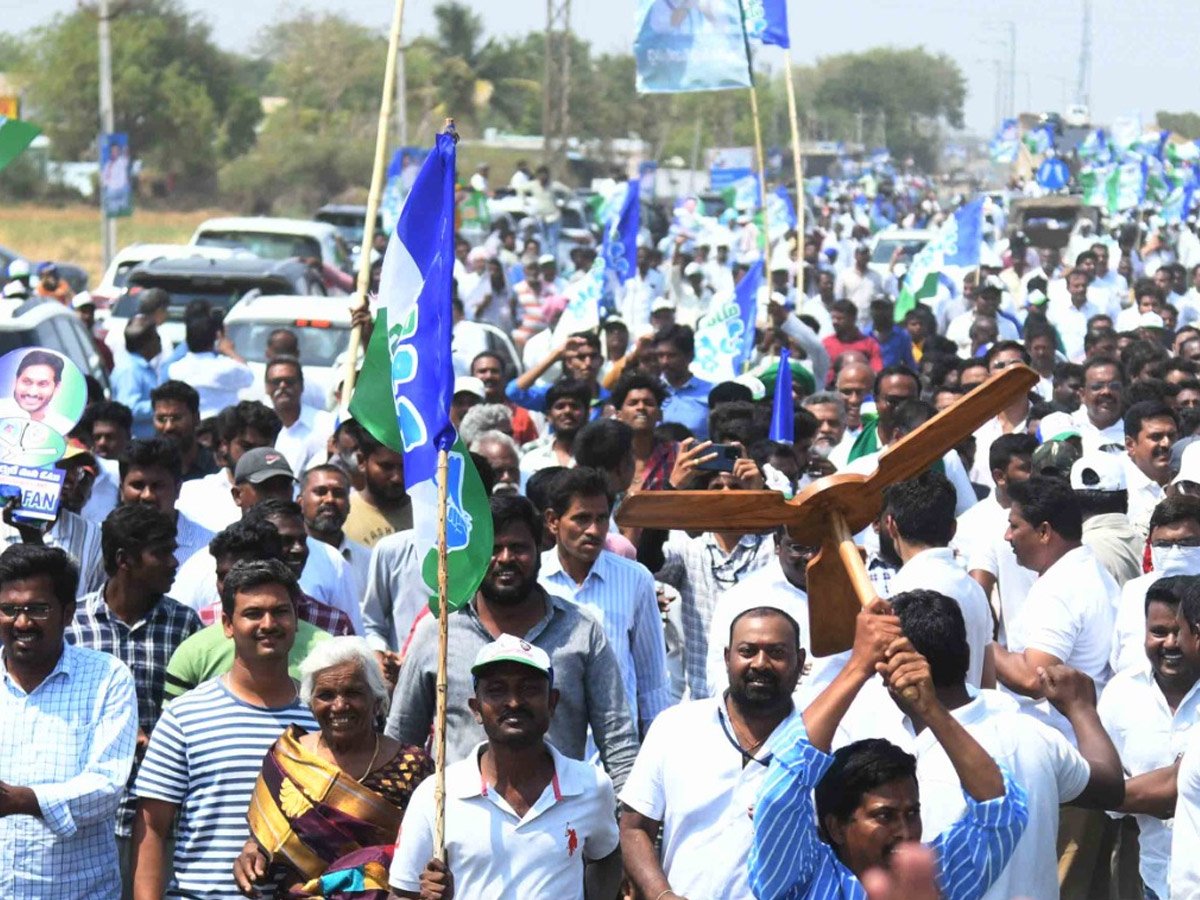 CM YS Jagan Nandyal Bus Yatra: సమరోత్సాహం.. జన సముద్రంలా నంద్యాల.. (ఫొటోలు) | Andhra Pradesh ...